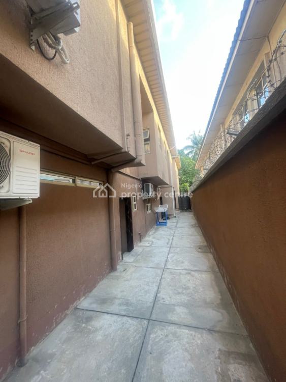 For Rent: Spacious And Well Maintained 3 Bedrooms Flat, Upstairs, Bode Thomas, Surulere, Lagos ...